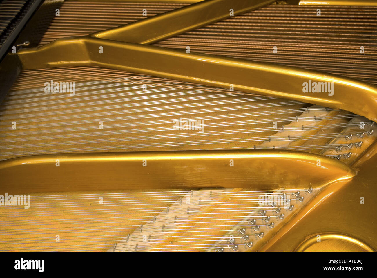 Piano strings hi-res stock photography and images - Alamy