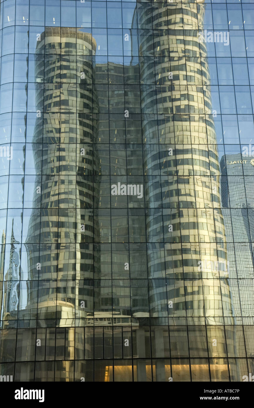 Mirror cladding exterior hi-res stock photography and images - Alamy