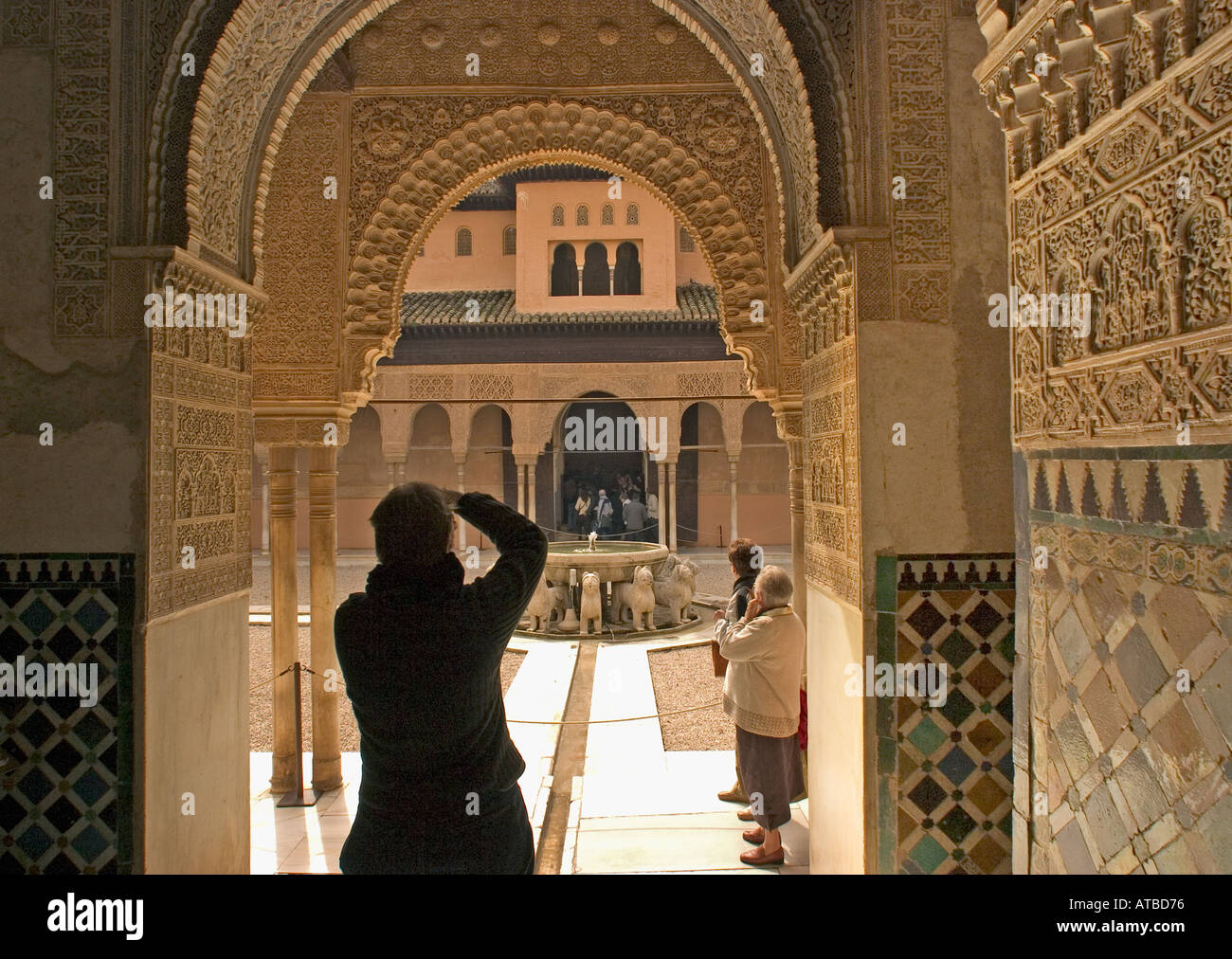 Patio de los leones de la alhambra hi-res stock photography and images ...