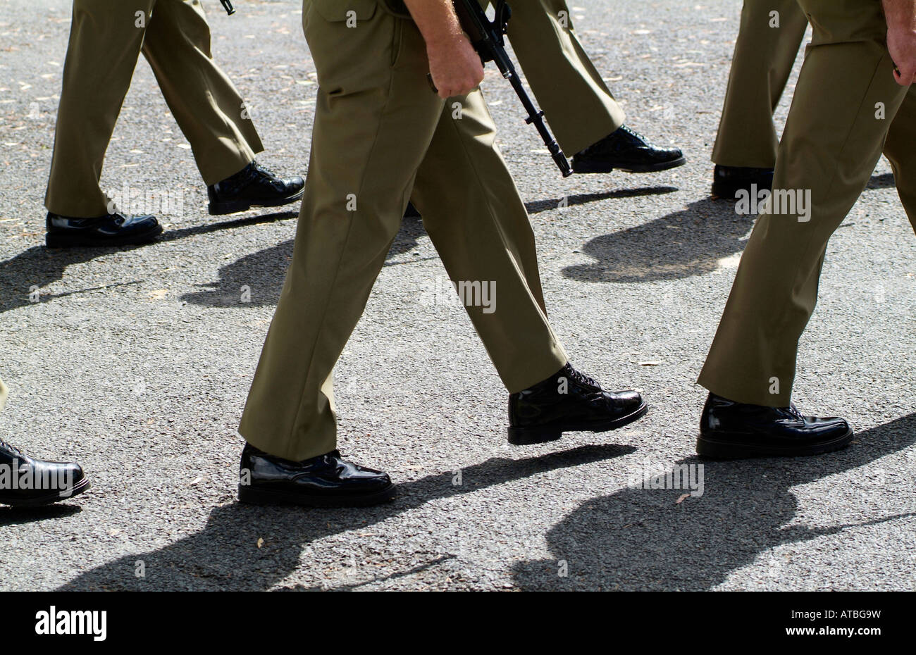 Army soldiers saluting hi-res stock photography and images - Alamy