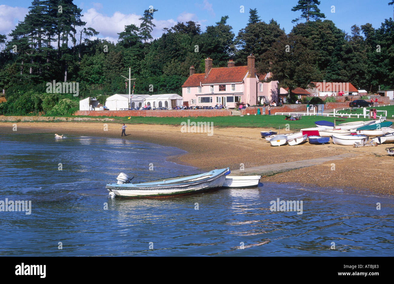 Boats and beach Ramsholt Arms pub Suffolk England Stock Photo - Alamy
