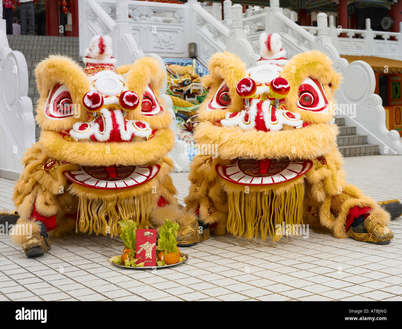 Lion dance performer sitting side hi-res stock photography and images ...