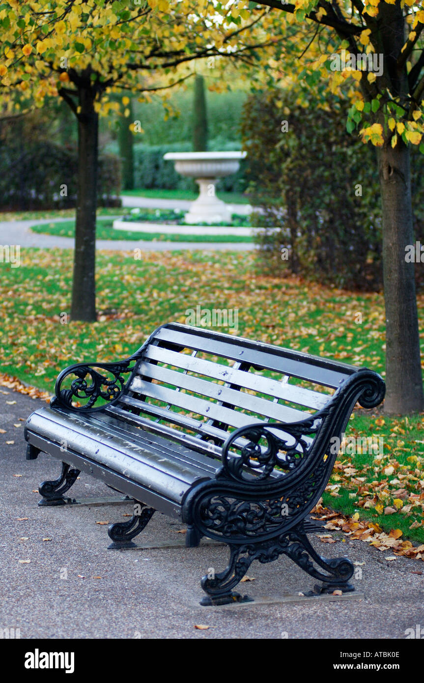 Empty park bench hi-res stock photography and images - Alamy