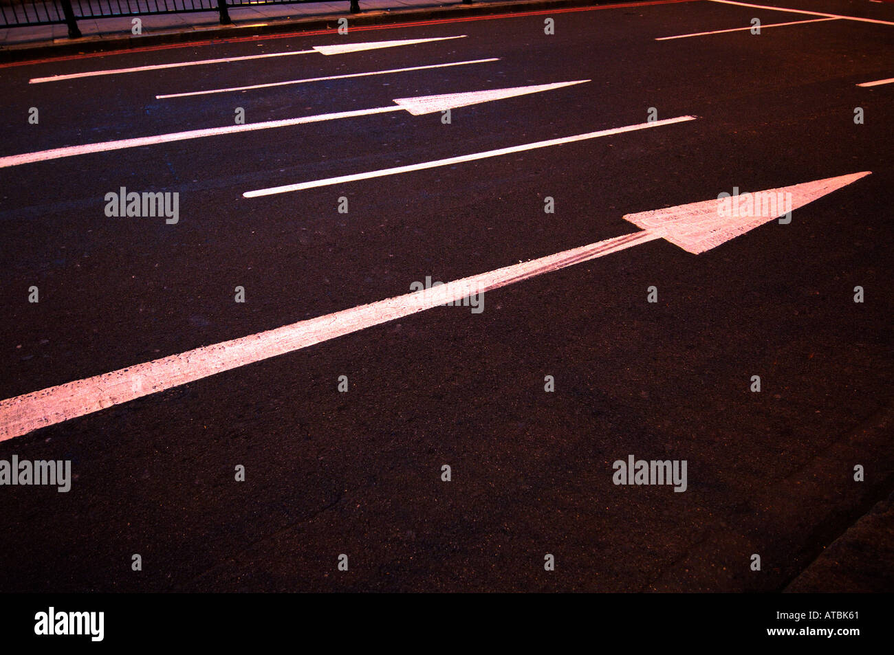 Arrows point hi-res stock photography and images - Alamy