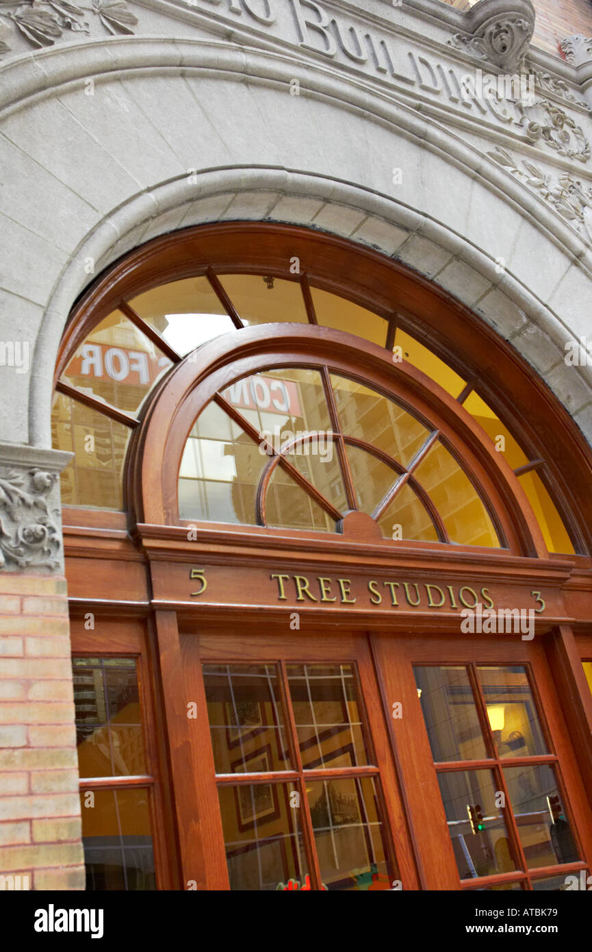 STREET SCENE Chicago Illinois Tree Studios building in River North ...