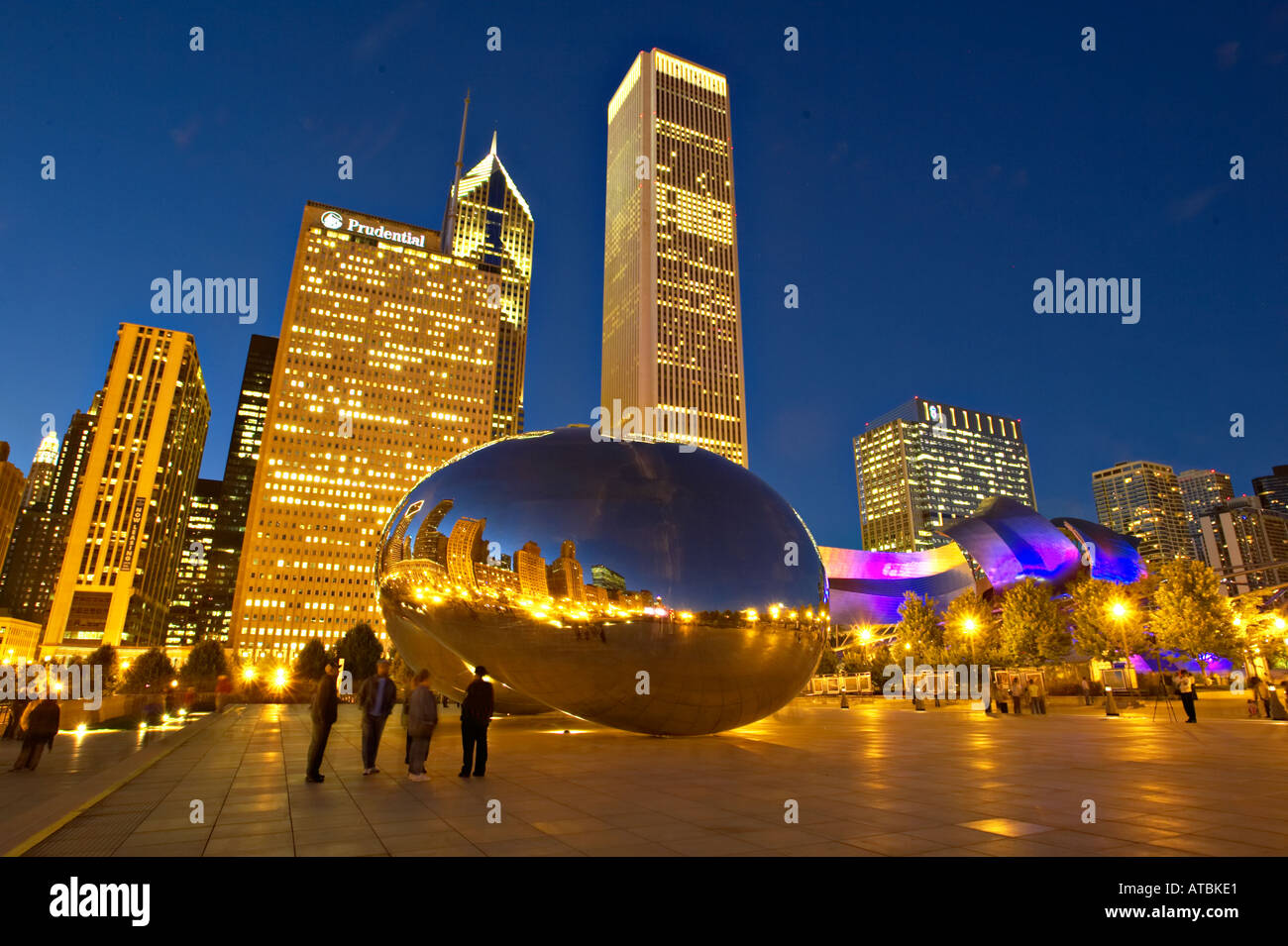 PARKS Chicago Illinois Cloud Gate sculpture in Millennium Park the Bean ...