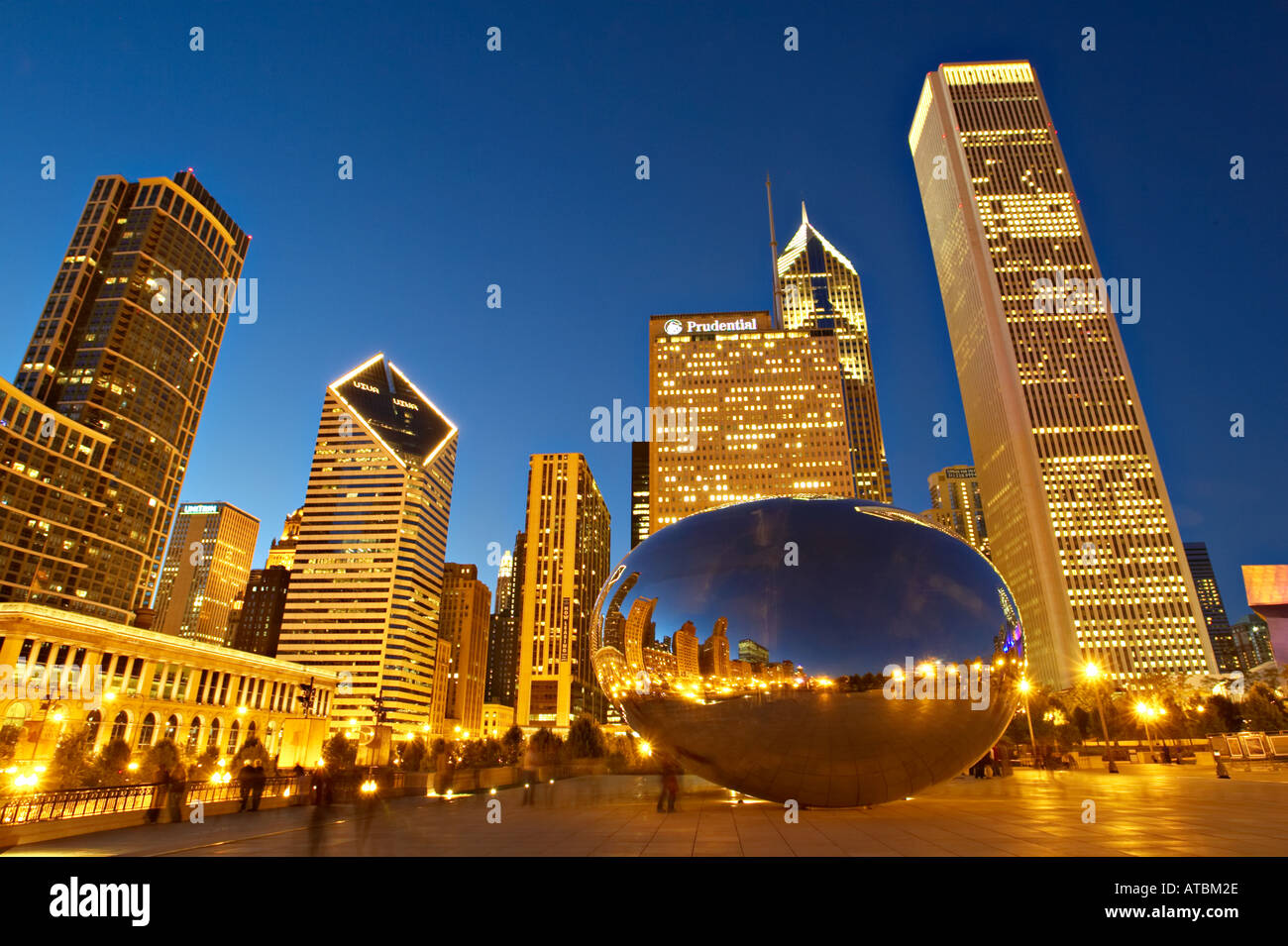 PARKS Chicago Illinois Cloud Gate sculpture in Millennium Park at night ...