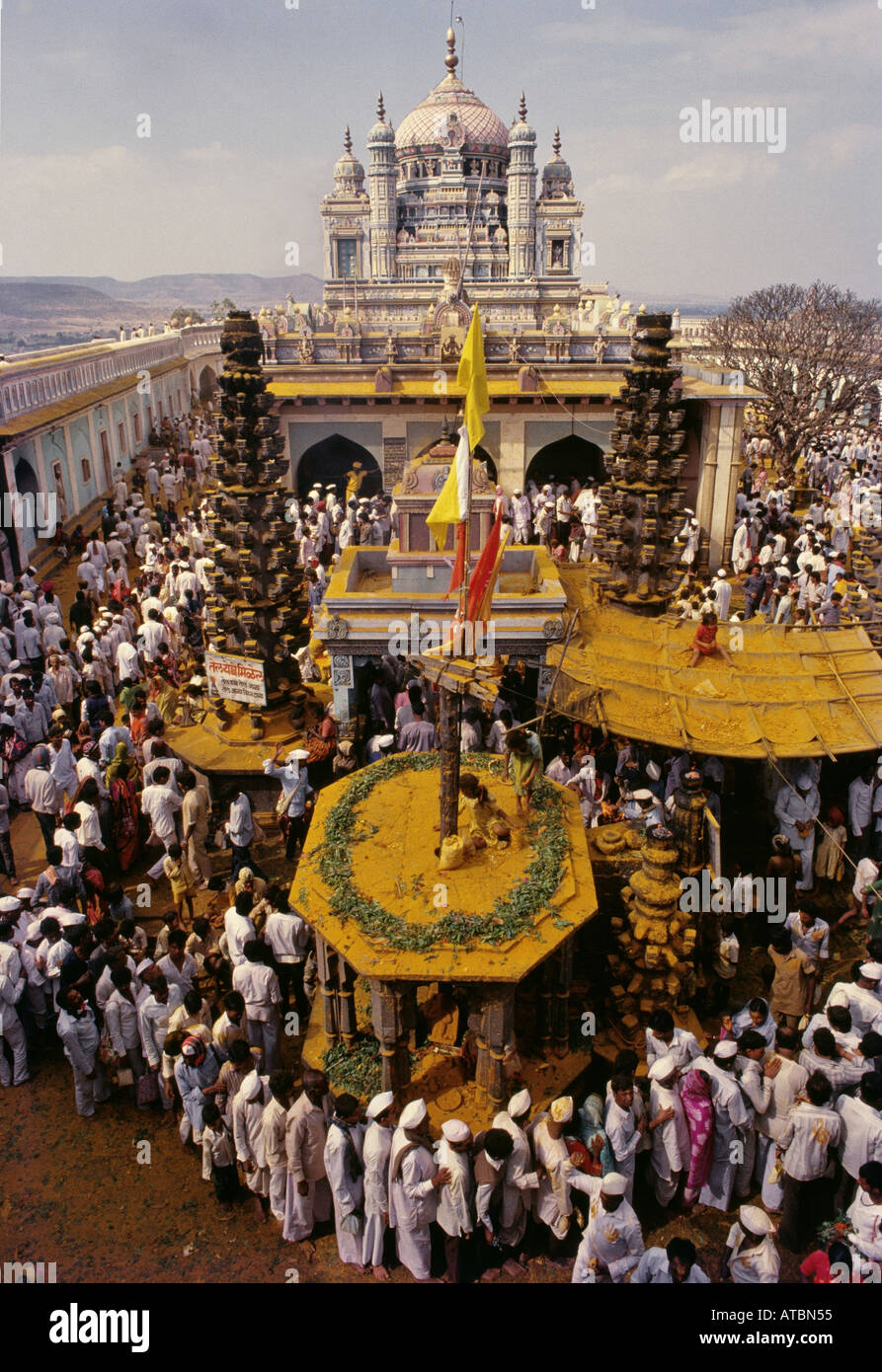 RVA73857 Serpentine queues for glimpse of Khandoba image which is kept ...
