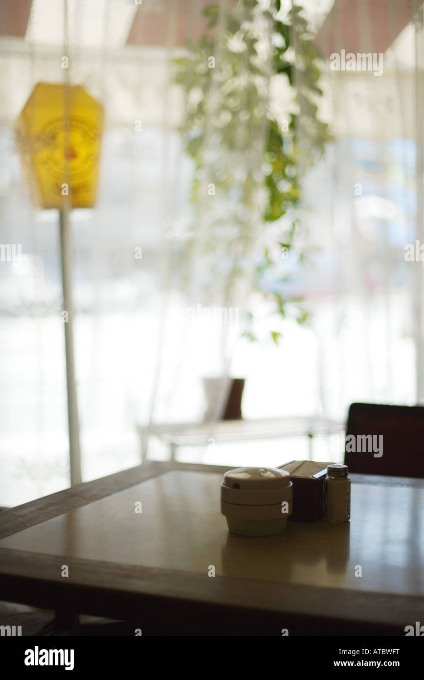 Empty table in restaurant Stock Photo - Alamy