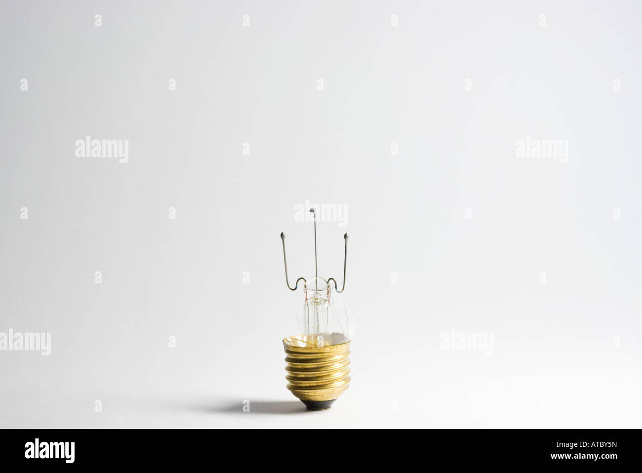Broken light bulb, close-up Stock Photo - Alamy