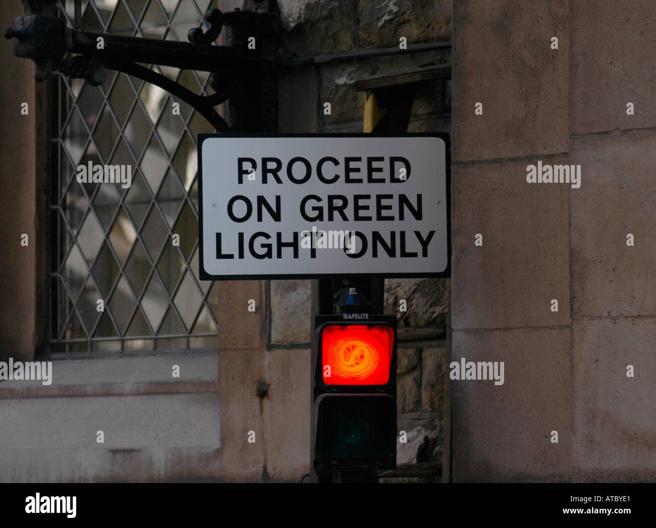 Sign saying 'Proceed on green light only' with a red stop light Stock ...