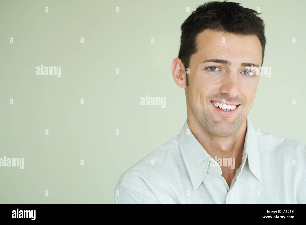 Man smiling at camera, portrait Stock Photo - Alamy