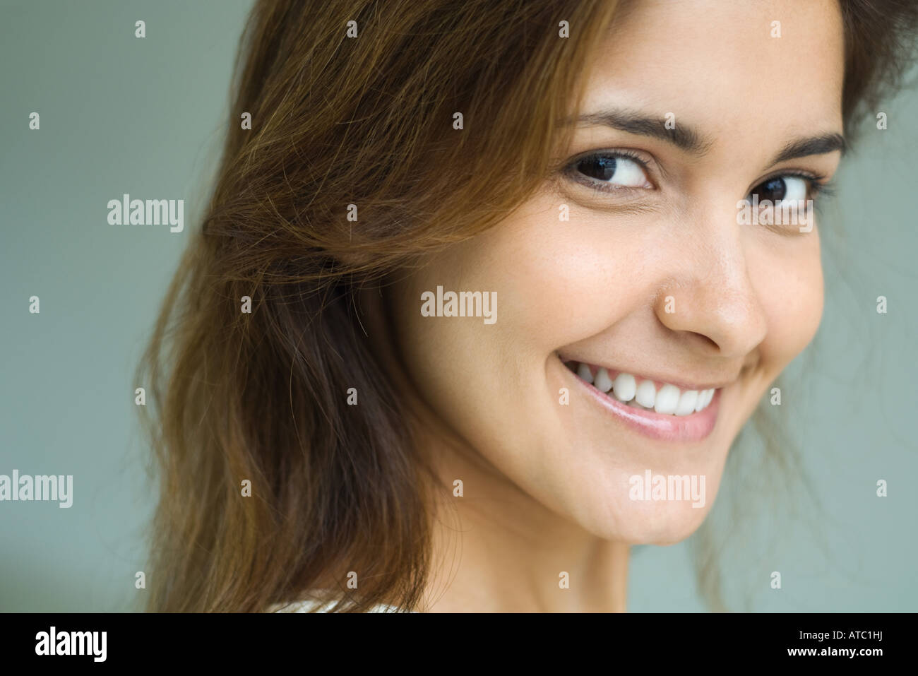 Glance glancing looking to the side sideways hi-res stock photography ...