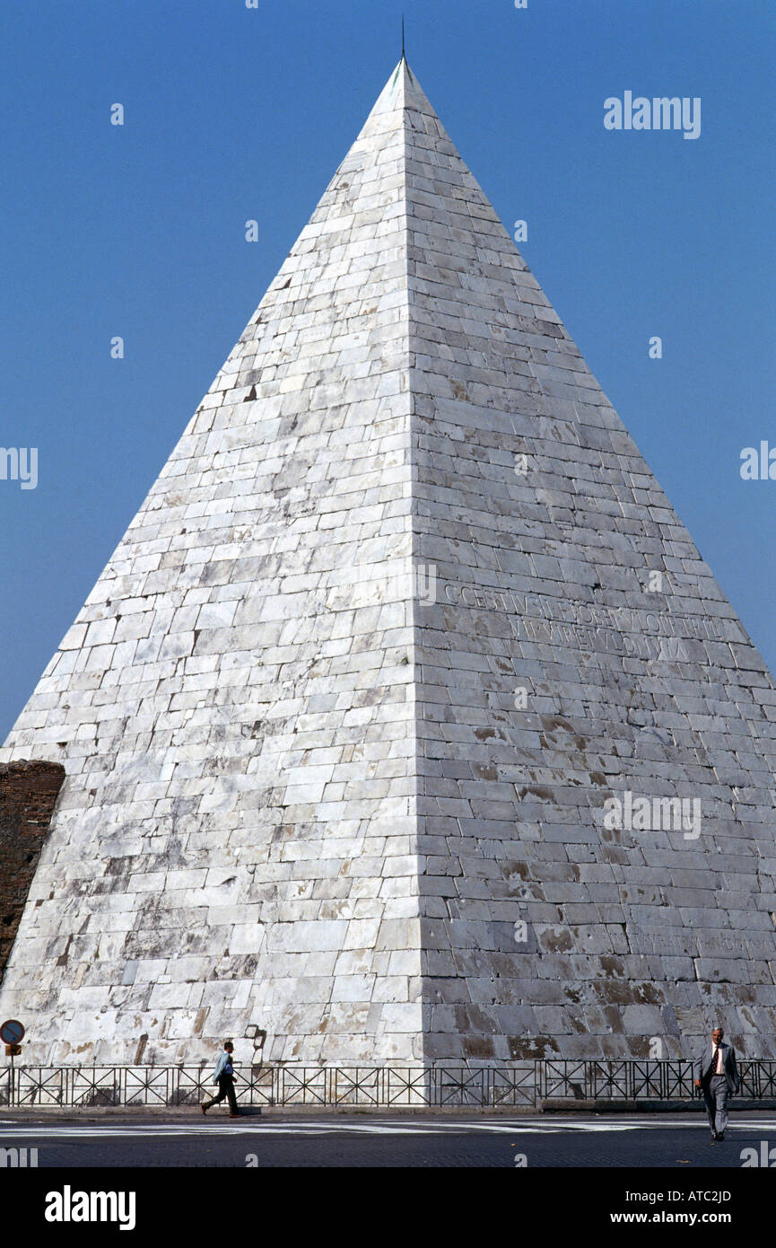 Miniature di piramide hi-res stock photography and images - Alamy