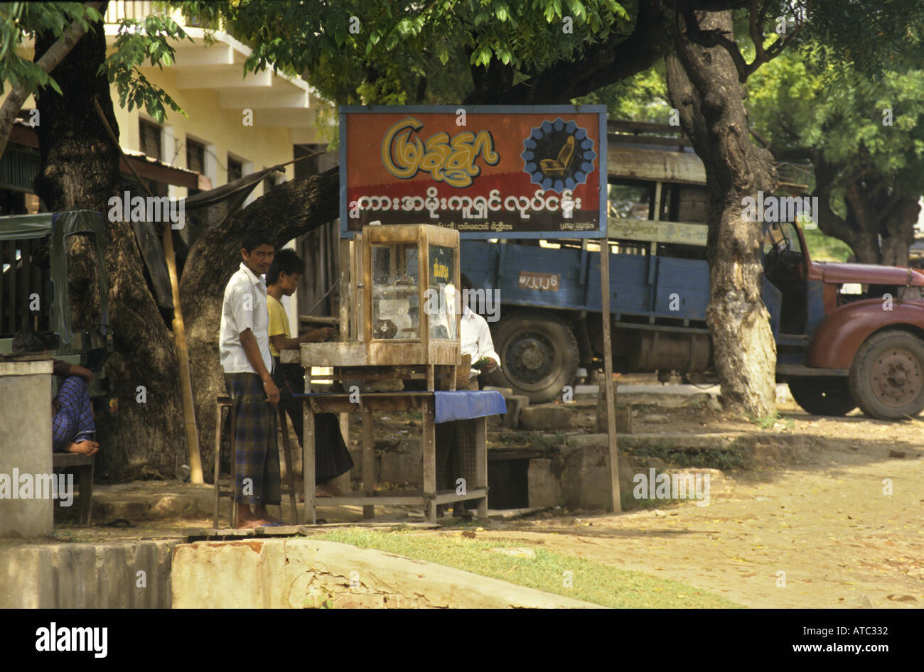 Myanmar street market clothing hi-res stock photography and images - Alamy