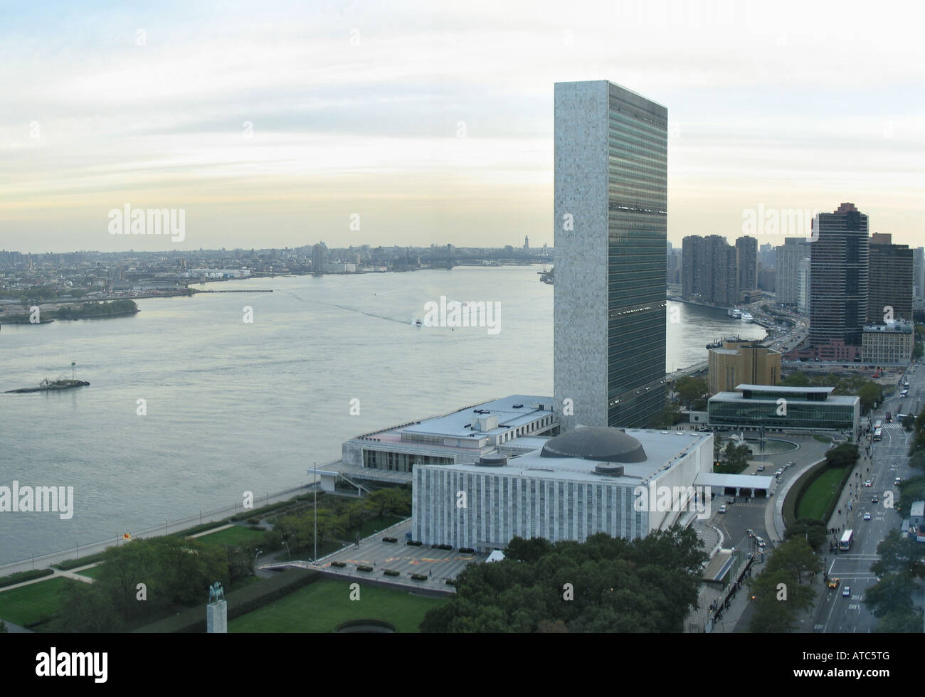 View on the United Nations Headquarters in New York, USA, Manhattan ...