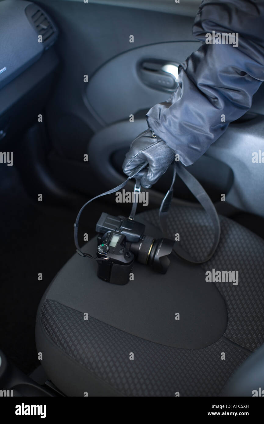 Thief breaking in car crowbar hi-res stock photography and images - Alamy