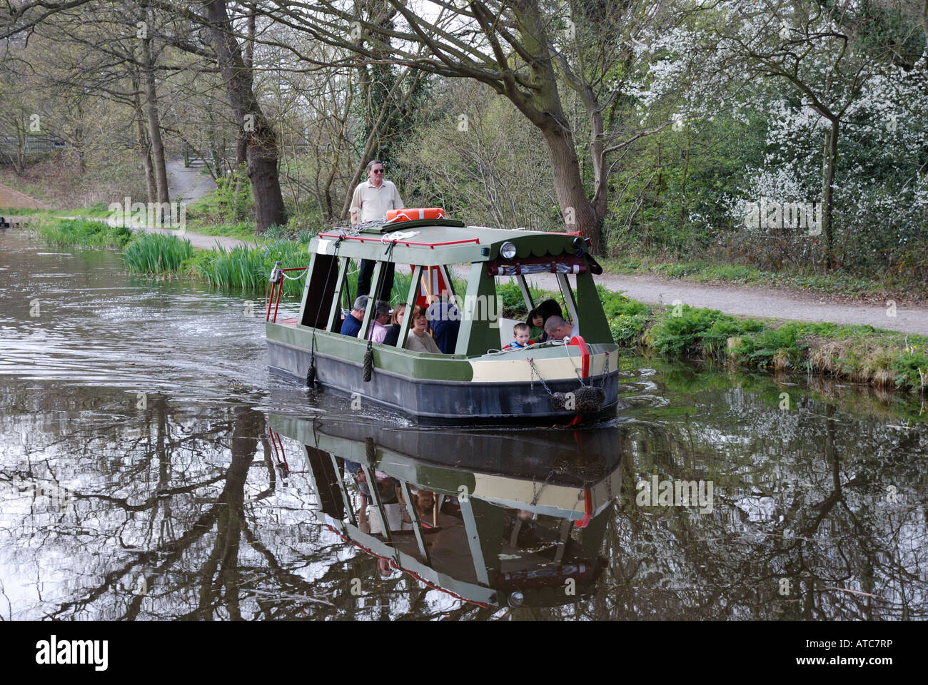 Short narrowboat canal boat 'Maggie G' giving rides at the Woking canal ...