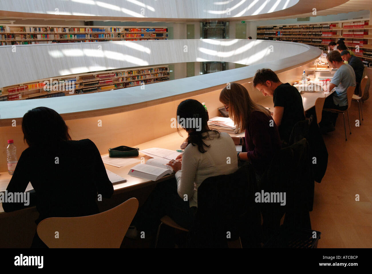 Students in the library of the Law Institute of the University of ...