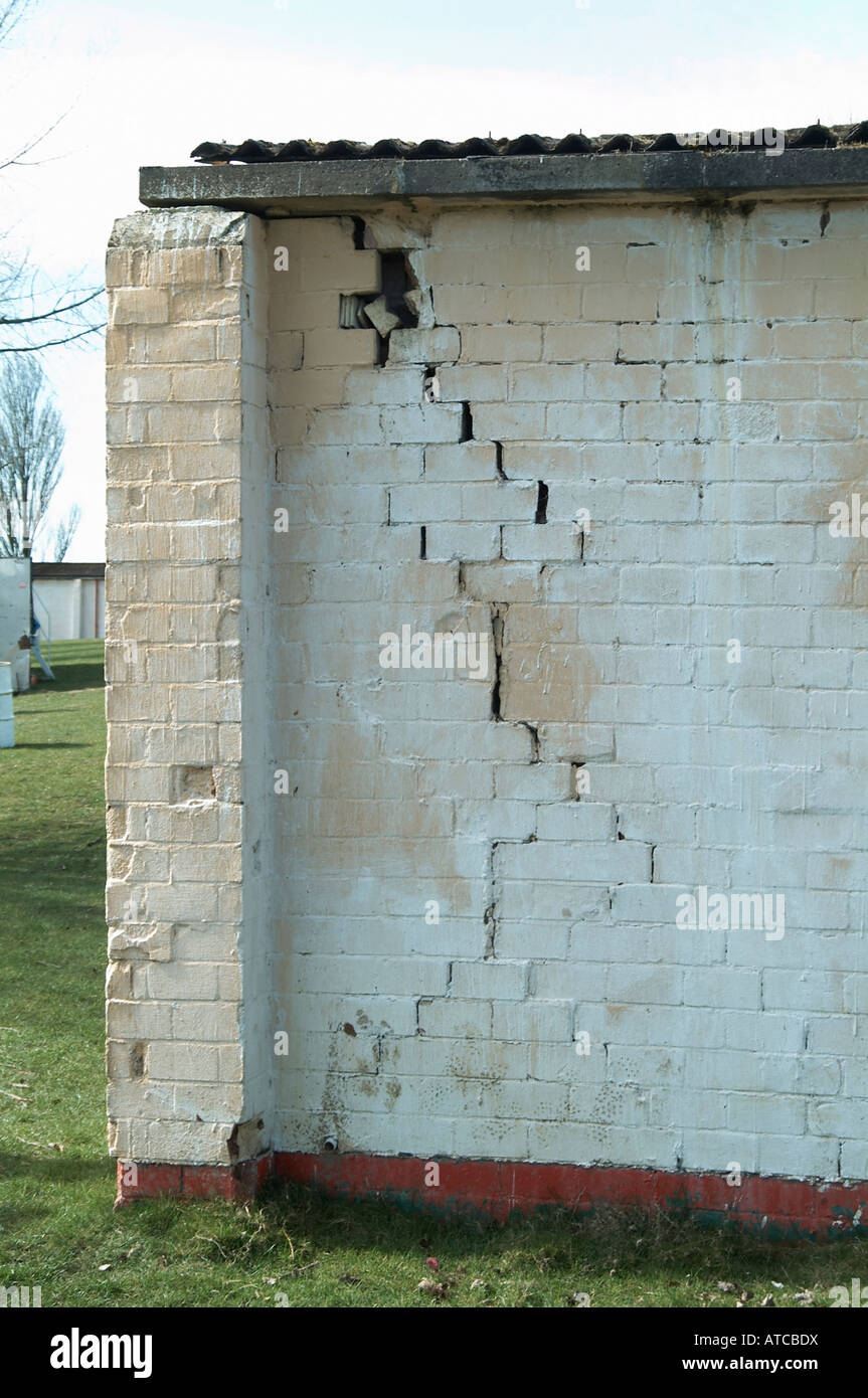 Cracks wall subsidence hi-res stock photography and images - Alamy