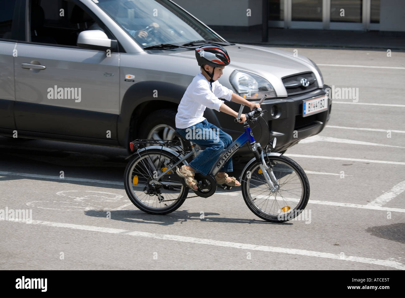 Children in the traffic Stock Photo - Alamy