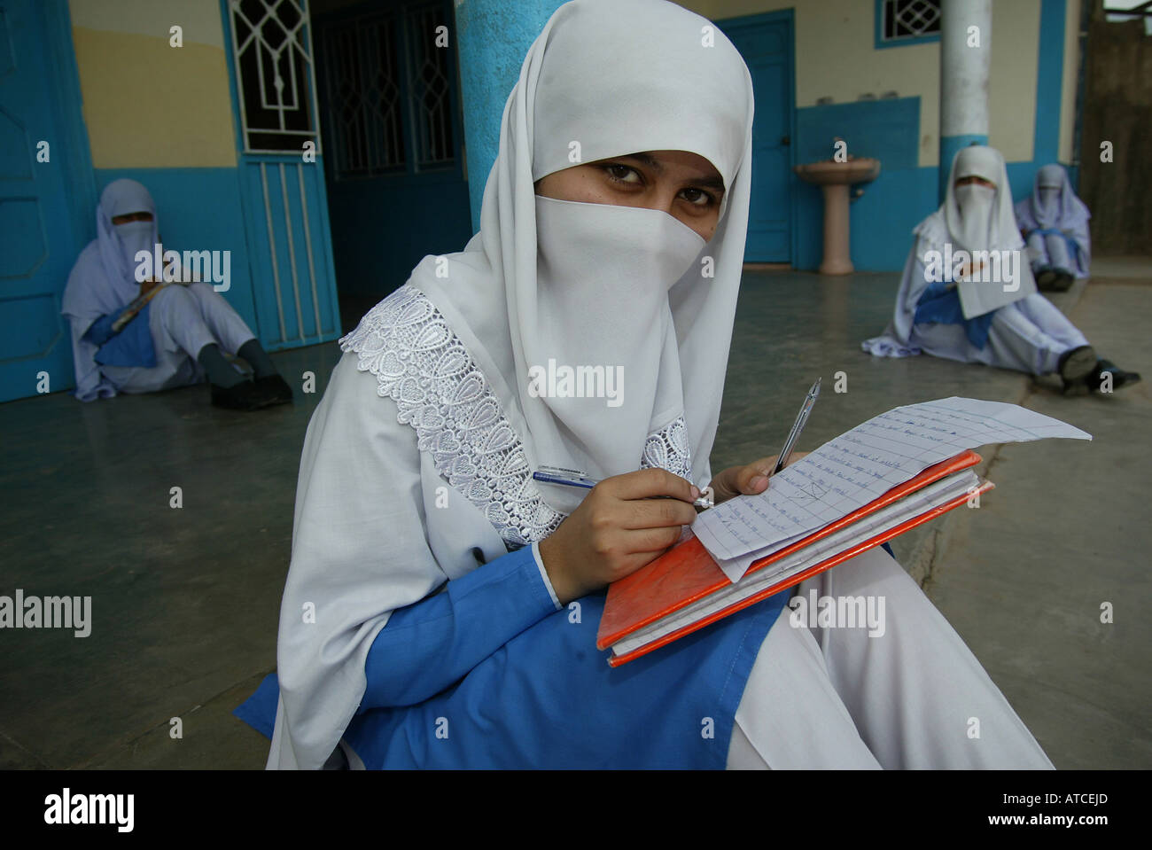 school with students in Pakistan Stock Photo - Alamy