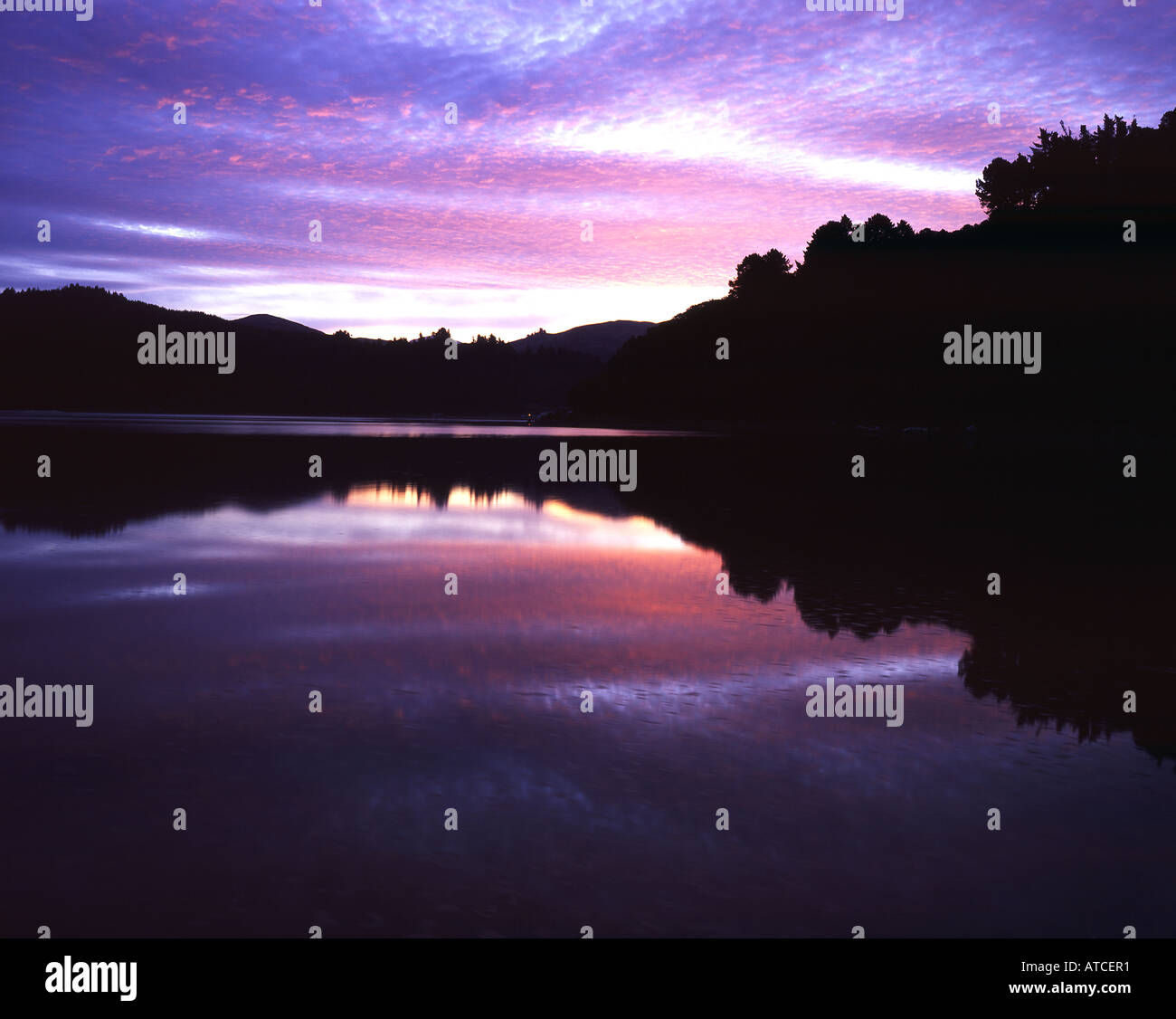 Colourful sunset in Marahau bay, Abel Tasman area South island new ...