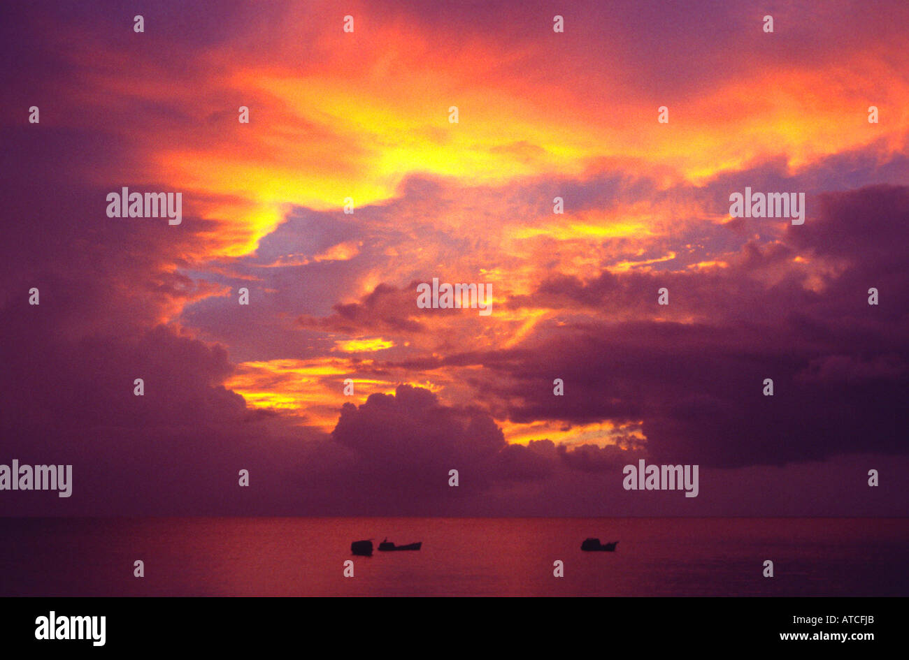 Sunset on caribbean tropical island hi-res stock photography and images ...