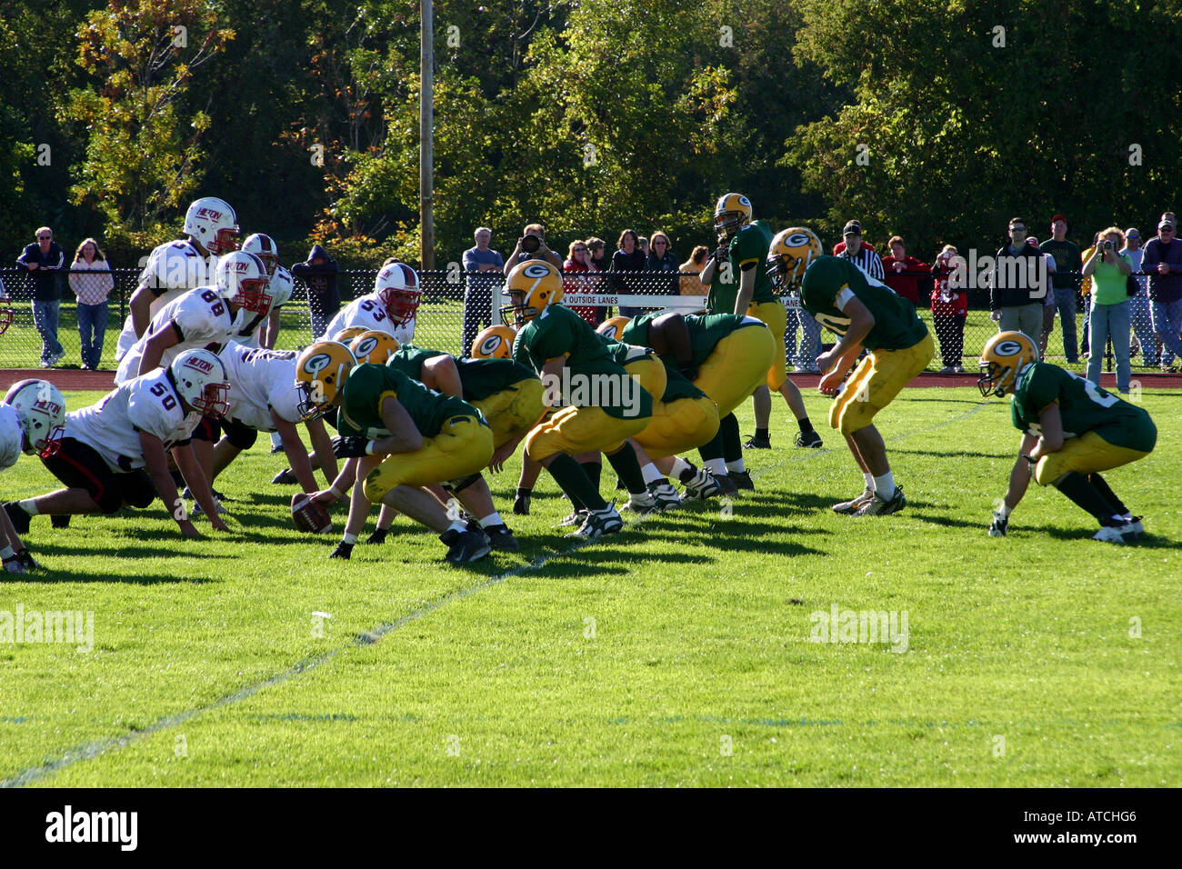 American football huddle high school hi-res stock photography and ...