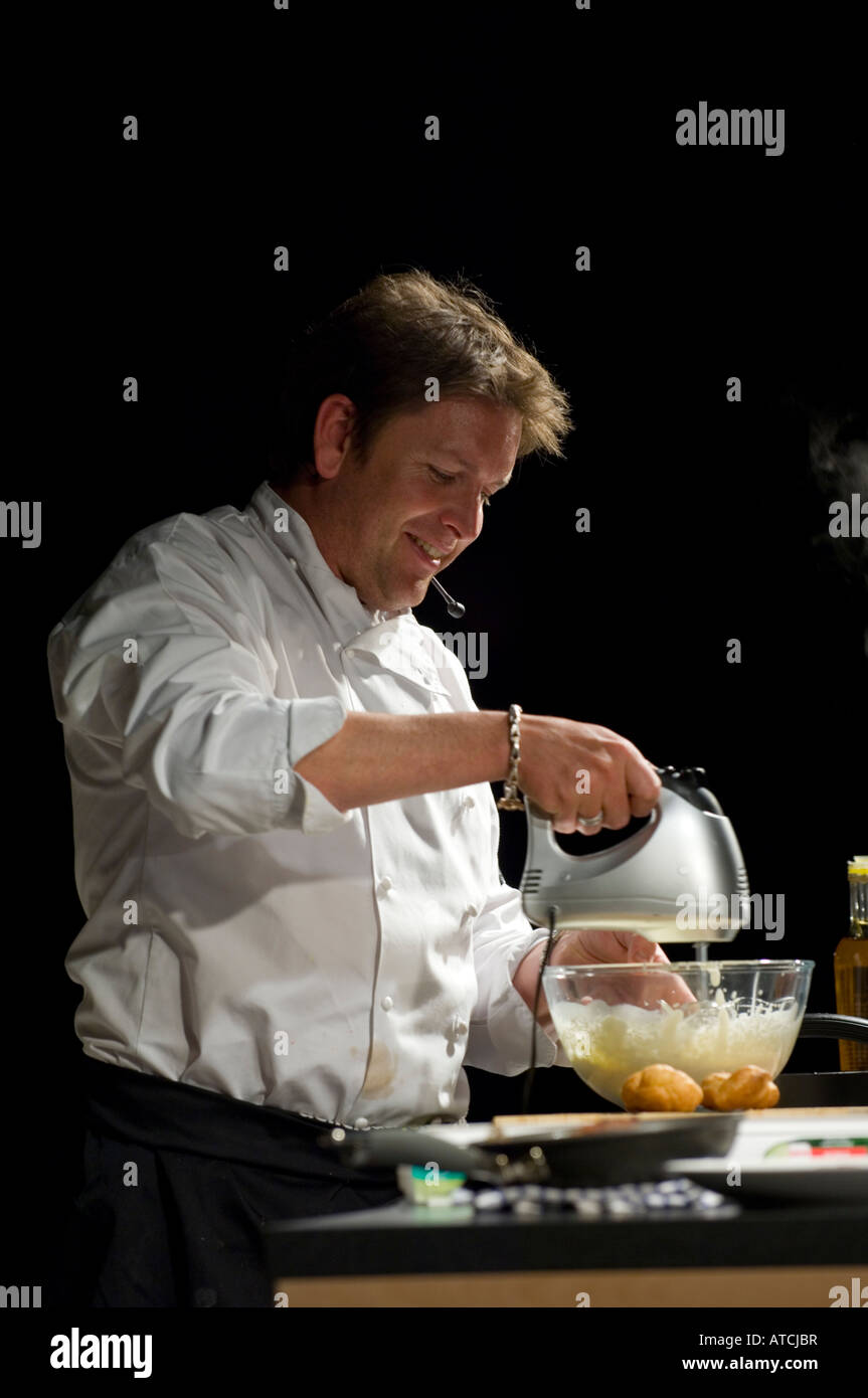 BBC TV'S Ready Steady Cook Celebrity Chef James Martin at work in the ...