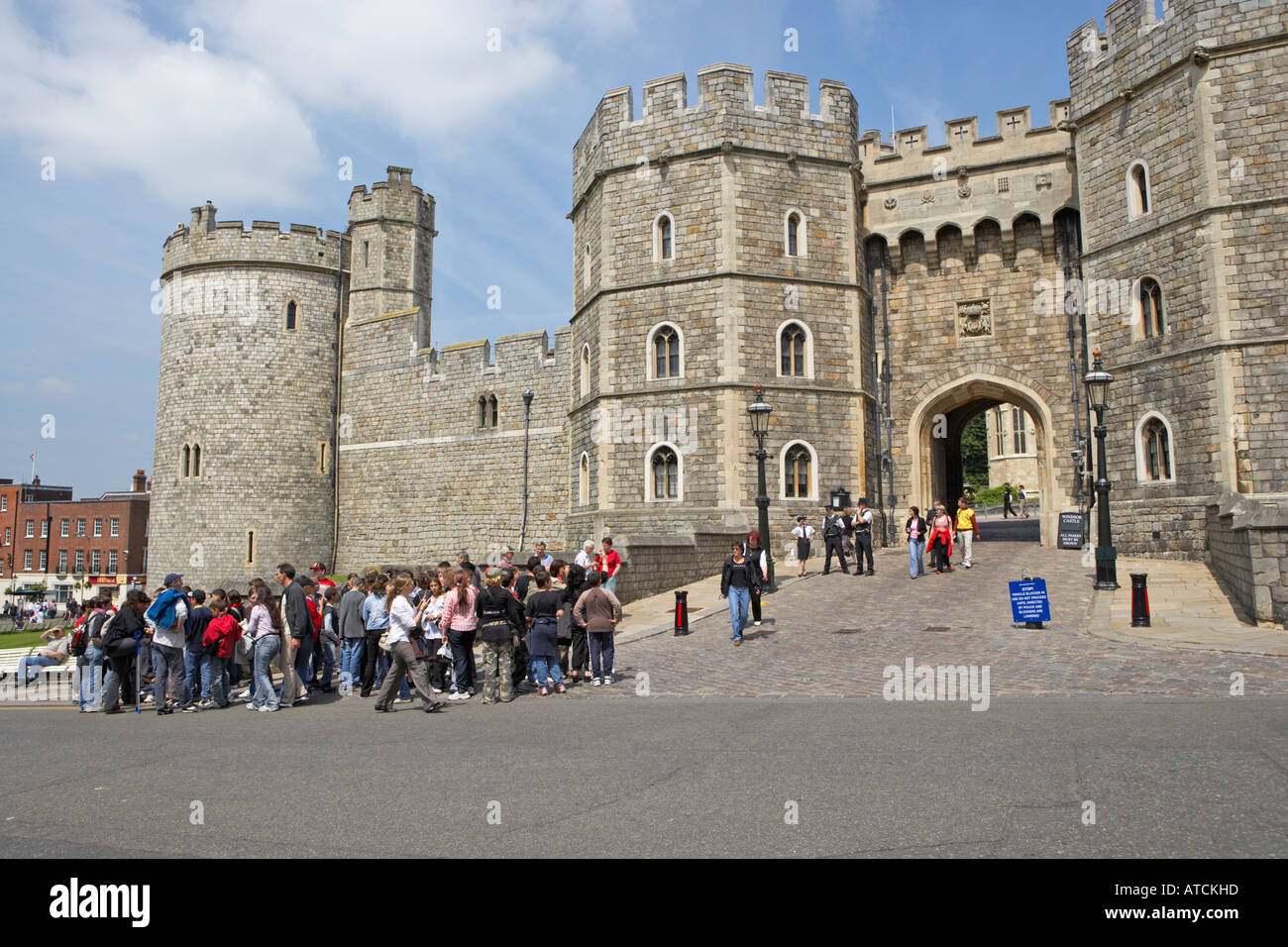 Windsor castle guard hi-res stock photography and images - Alamy