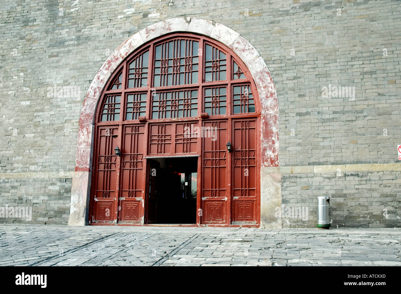 Doorway doorways chinese architecture hi-res stock photography and ...