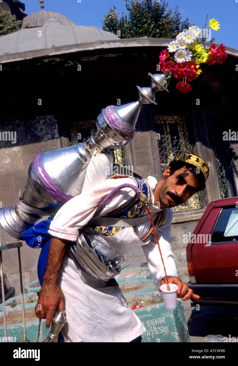 Istanbul hawker street Eminonu drink lemonade man Stock Photo - Alamy
