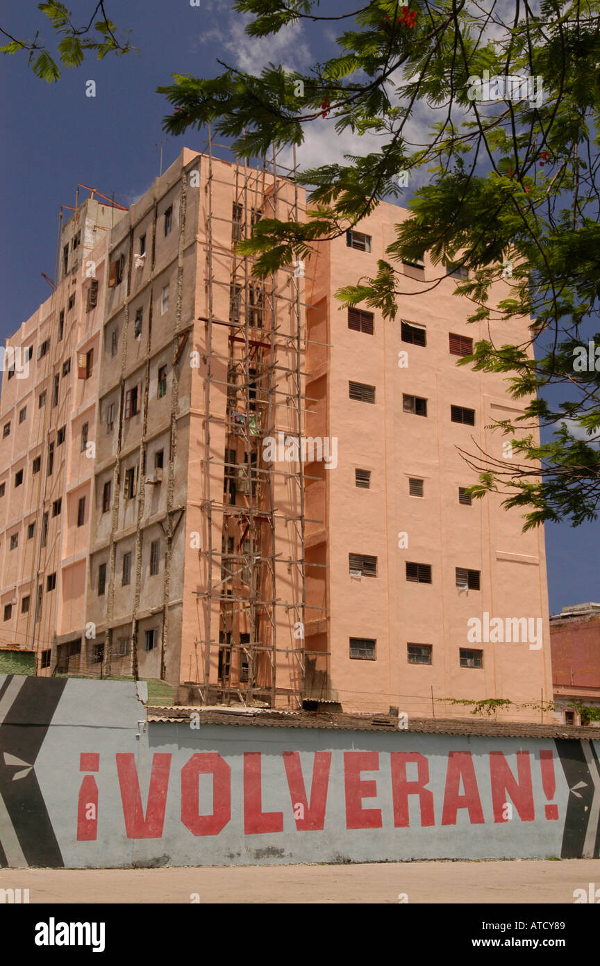 Volveran, political slogan in Havana Cuba Stock Photo - Alamy