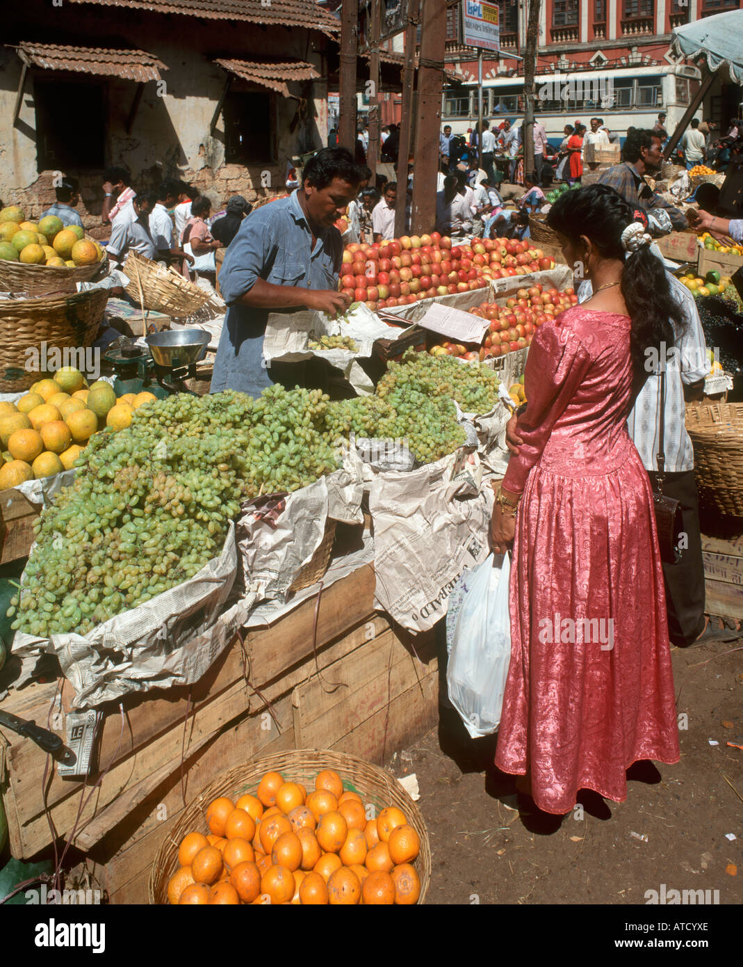 India fruit market hi-res stock photography and images - Alamy