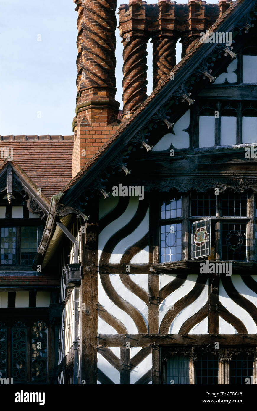 Chimneys english country manor hi-res stock photography and images - Alamy