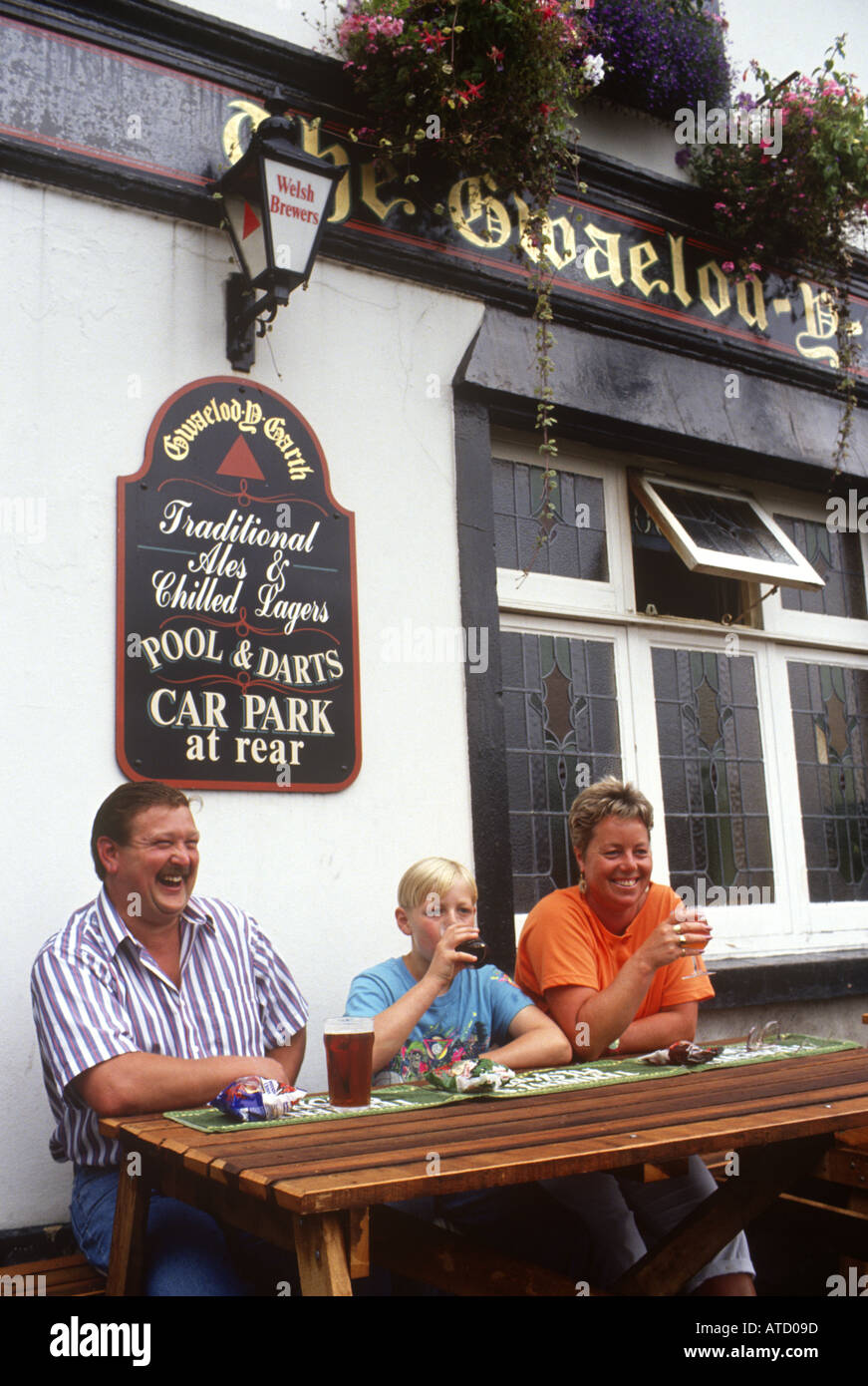 Family pub hi-res stock photography and images - Alamy