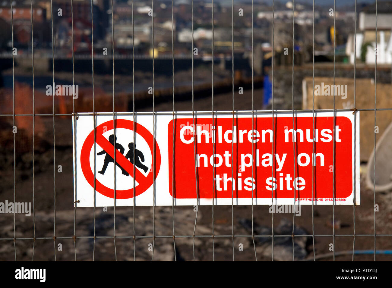 Warning Sign Children Must Not Play Stock Photo - Alamy