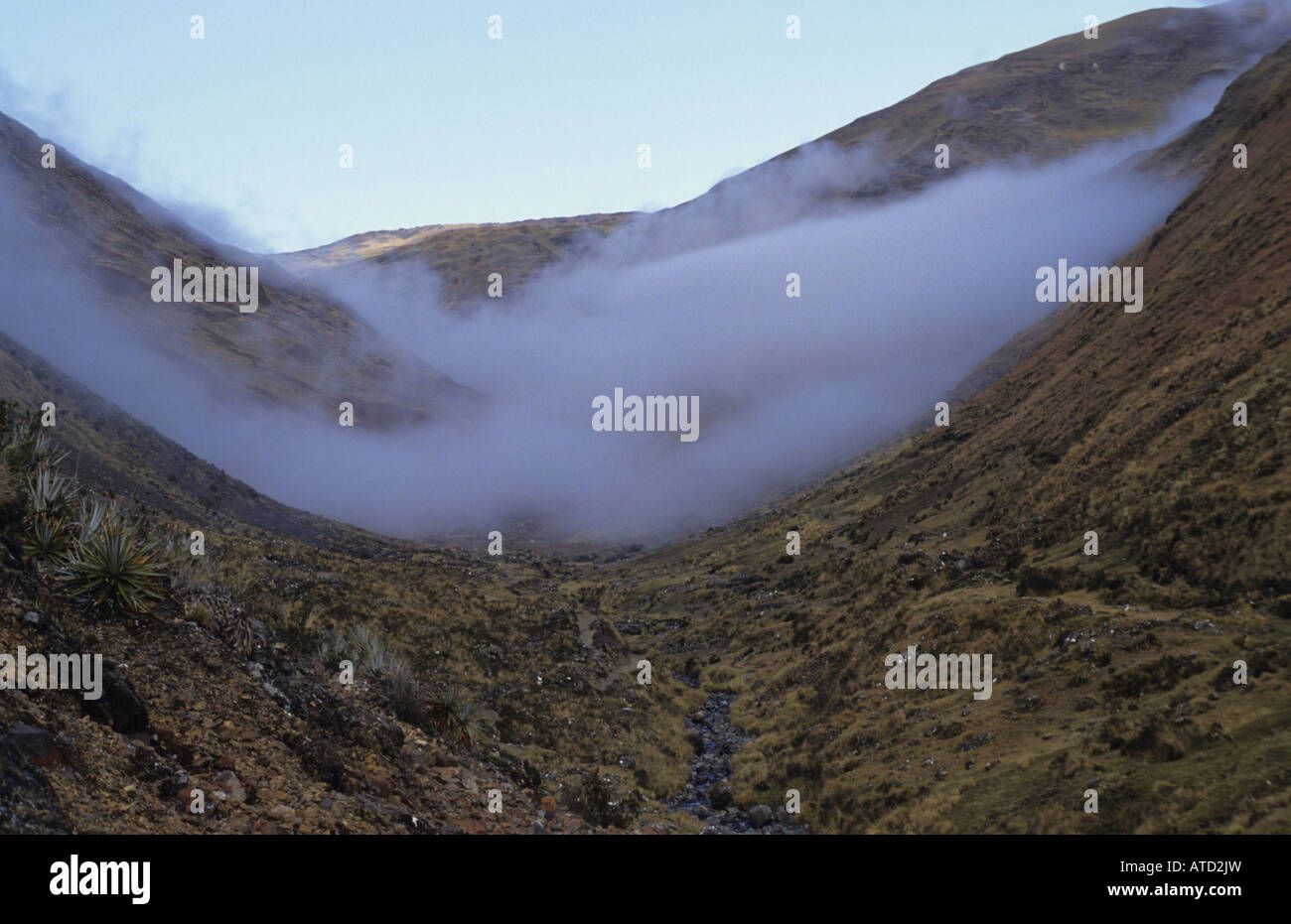 Descending clouds hi-res stock photography and images - Alamy