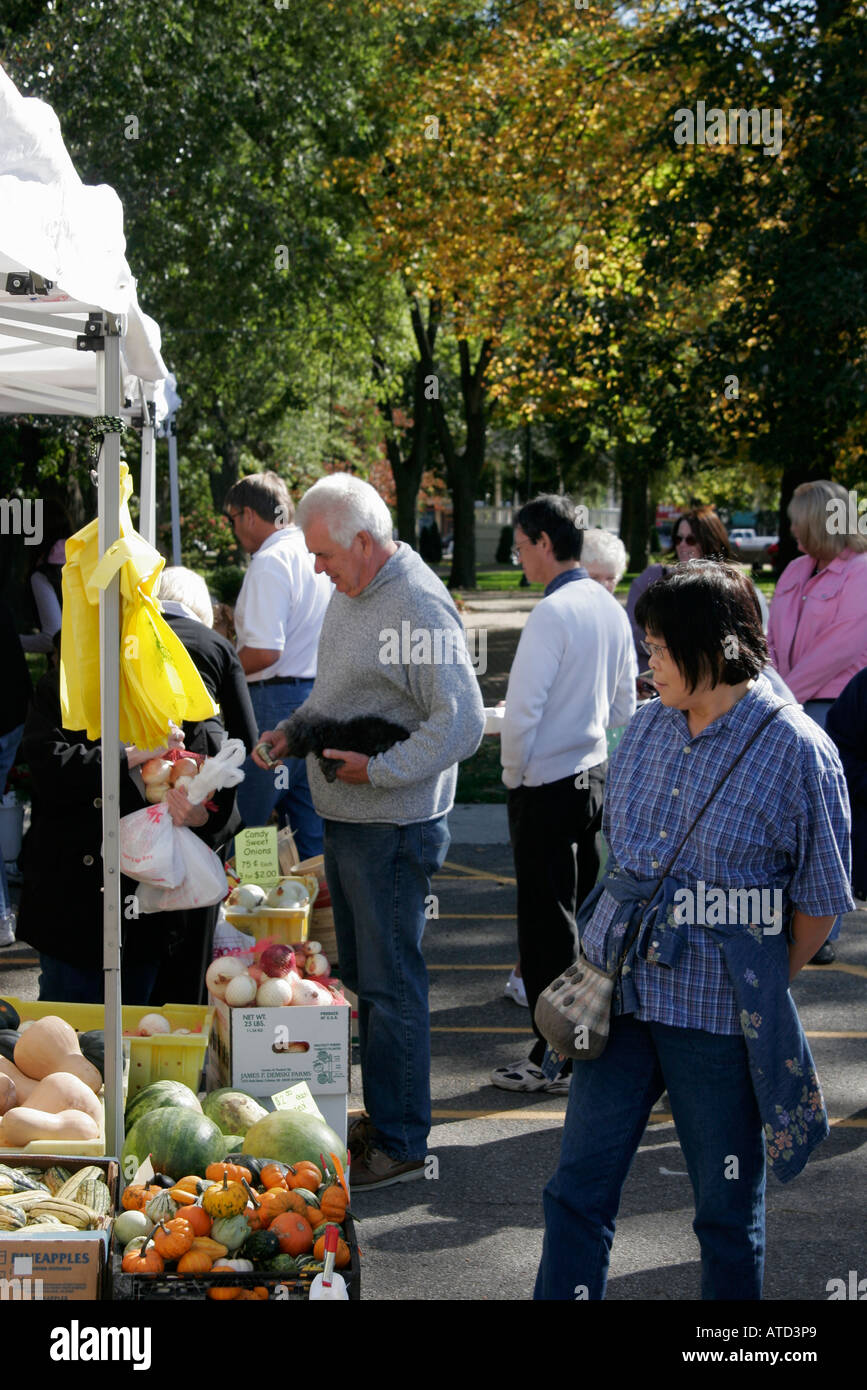 Vendor vendors stall stalls booth market stall hi-res stock photography ...