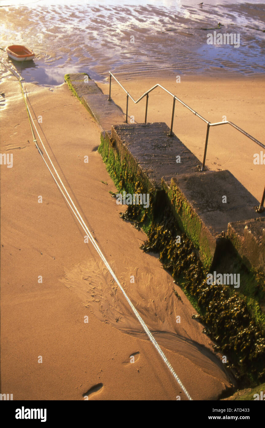 Boat on a rope number 2084 Stock Photo - Alamy