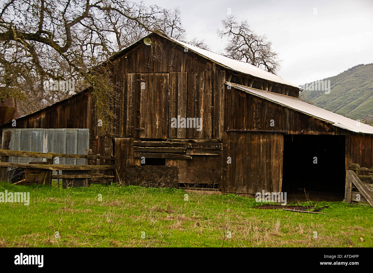 Oak barn hi-res stock photography and images - Alamy