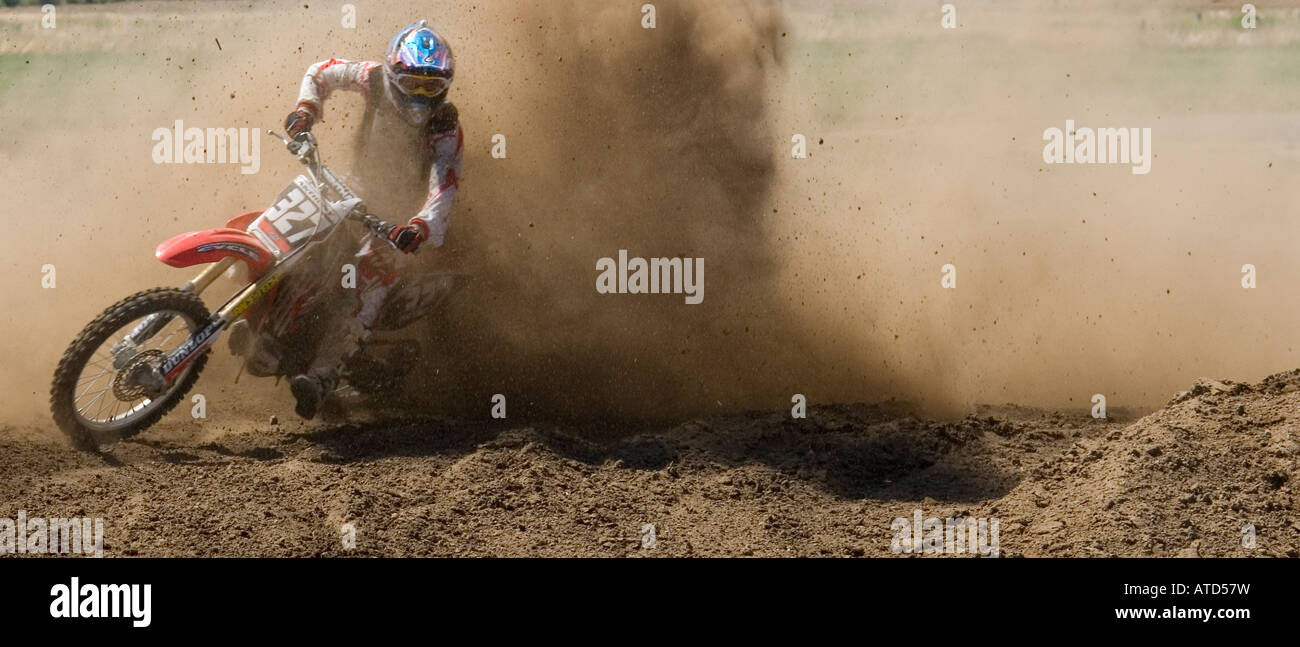 Dirt bike at motocross track kicks up dust Stock Photo - Alamy