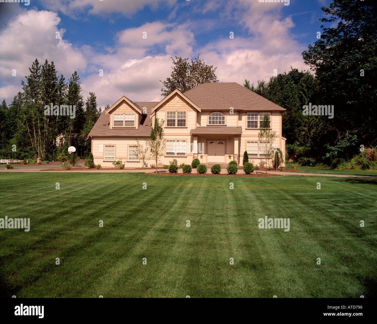 Cream houses hi-res stock photography and images - Alamy