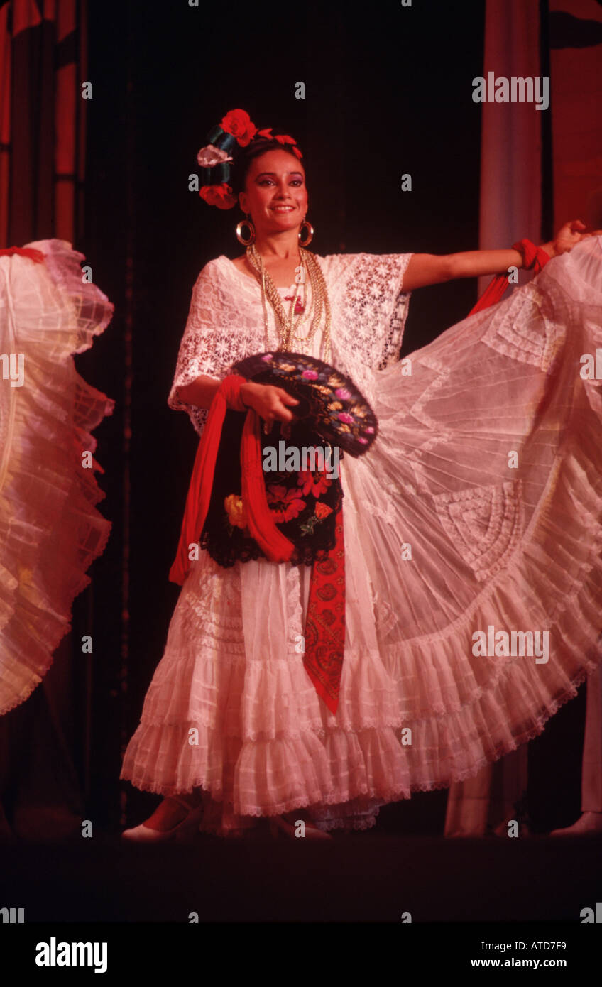 Folkloric ballet hi-res stock photography and images - Alamy