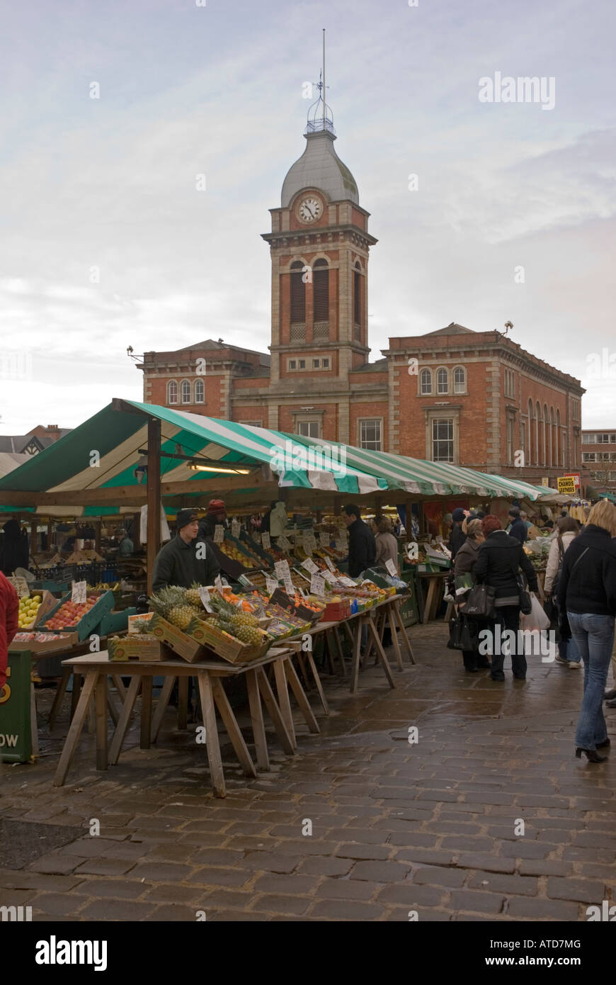 Chesterfield market hi-res stock photography and images - Alamy
