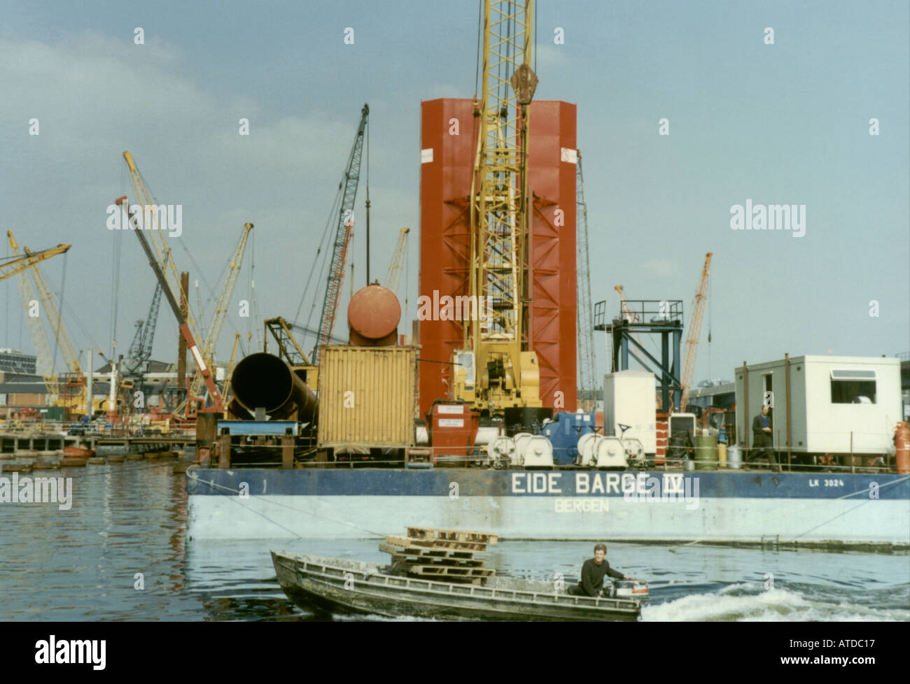 Floating pile driving equipment for piling for Canary Wharf 18 9 1988 ...