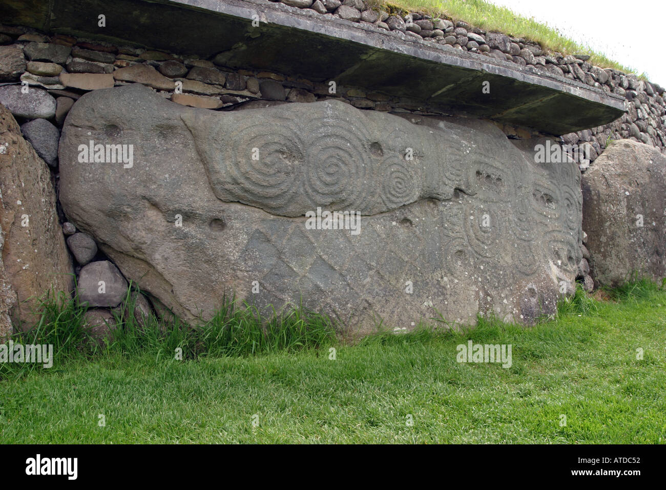 Newgrange ireland burial mound hi-res stock photography and images - Alamy