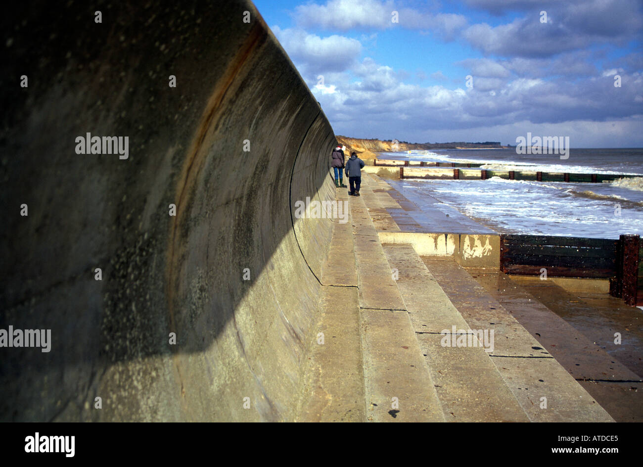 Wave return wall hi-res stock photography and images - Alamy