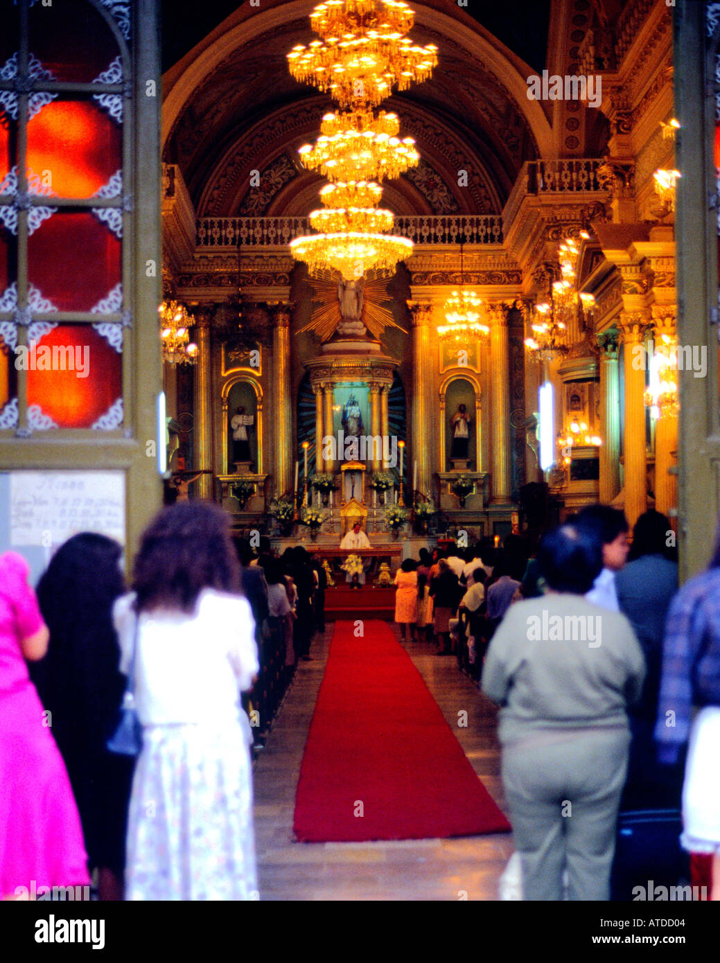 Crowded church service hi-res stock photography and images - Alamy